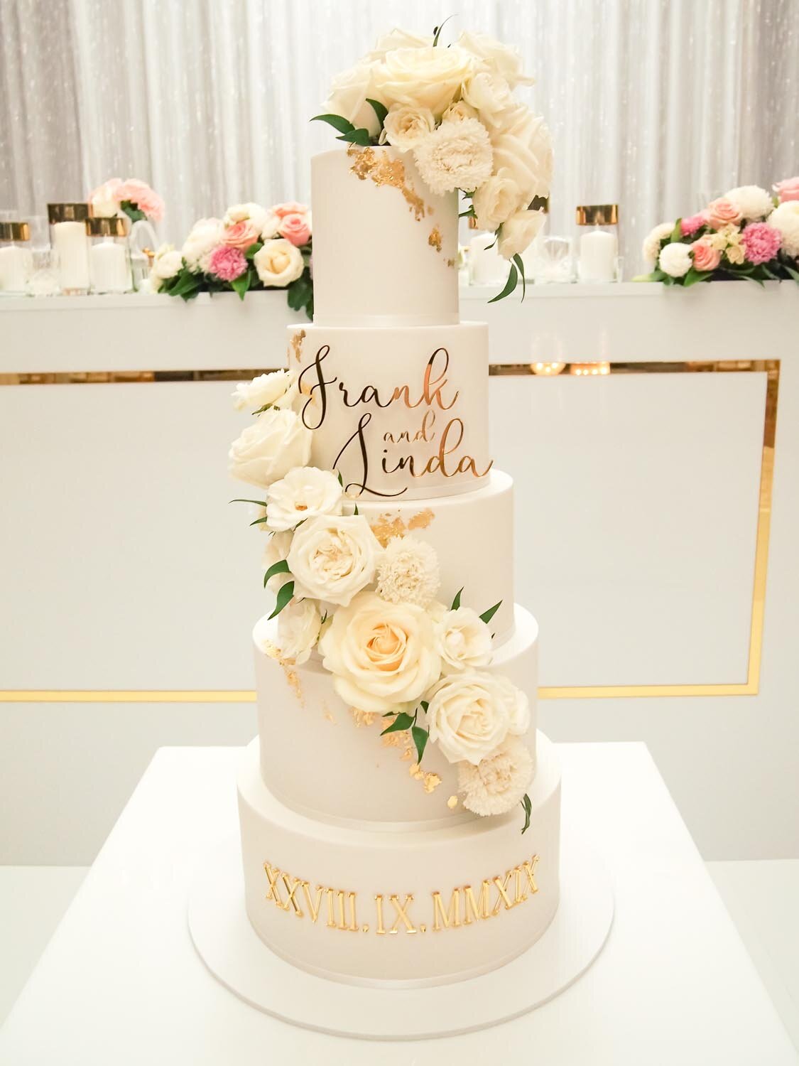 White and gold wedding cake: the best ideas